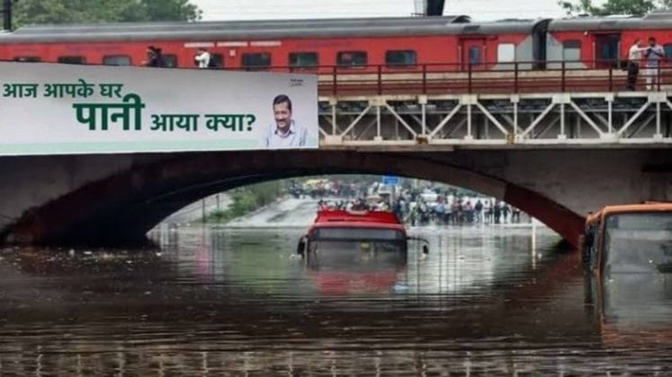 Water didn't enter DTC bus, Delhi's Minto Bridge not flooded. Viral video, photos are old ...