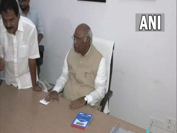 CWC Members, AICC General Secretaries, Incharges tender their ...