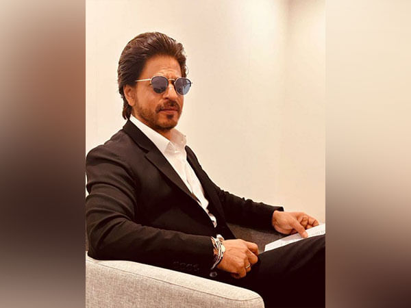 WATCH: Shah Rukh Khan sings 'Tujhe Dekha To Ye Jana Sanam' at Auto Expo 2023 – ThePrint – ANIFeed