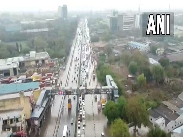 Waterlogging on Delhi-Gurugram Expressway causes traffic jams ... Waterlogging on Delhi-Gurugram Expressway causes traffic jams ...