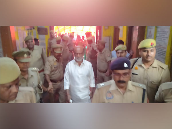 Rajinikanth offers prayers at Hanuman Garhi Temple in Ayodhya ... Rajinikanth offers prayers at Hanuman Garhi Temple in Ayodhya ...