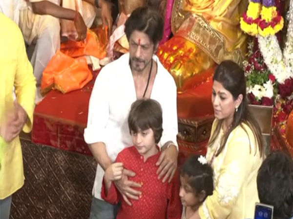 Shah Rukh Khan offers prayers at Lalbaugcha Raja in Mumbai with son AbRam – ThePrint – ANIFeed