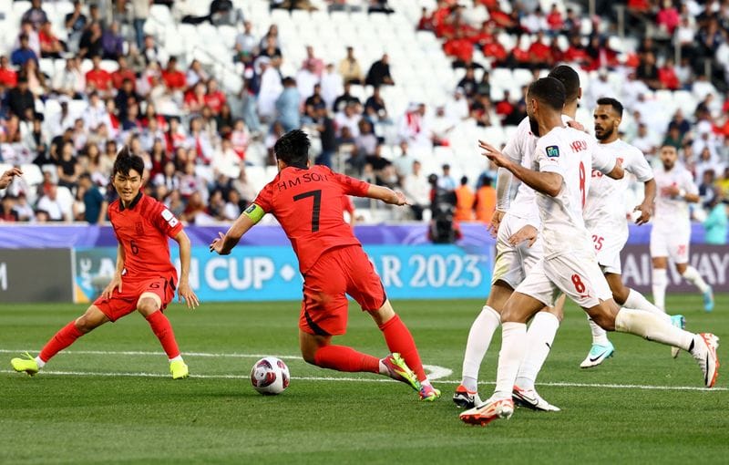 Soccer-Lee guides South Korea to 3-1 Asian Cup win over Bahrain ...