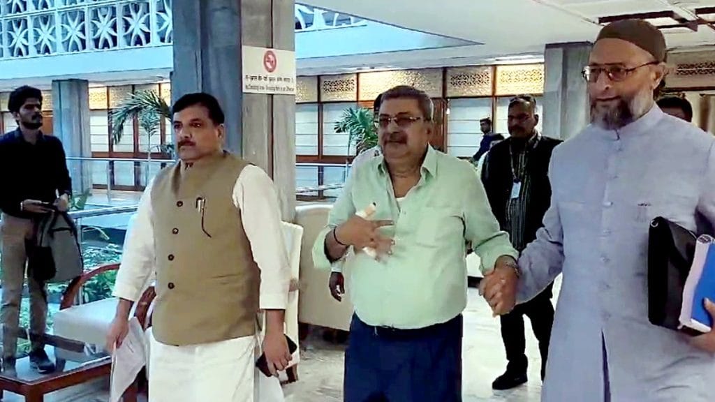 Kalyan Banerjee smashes glass bottle during Waqf JPC meet