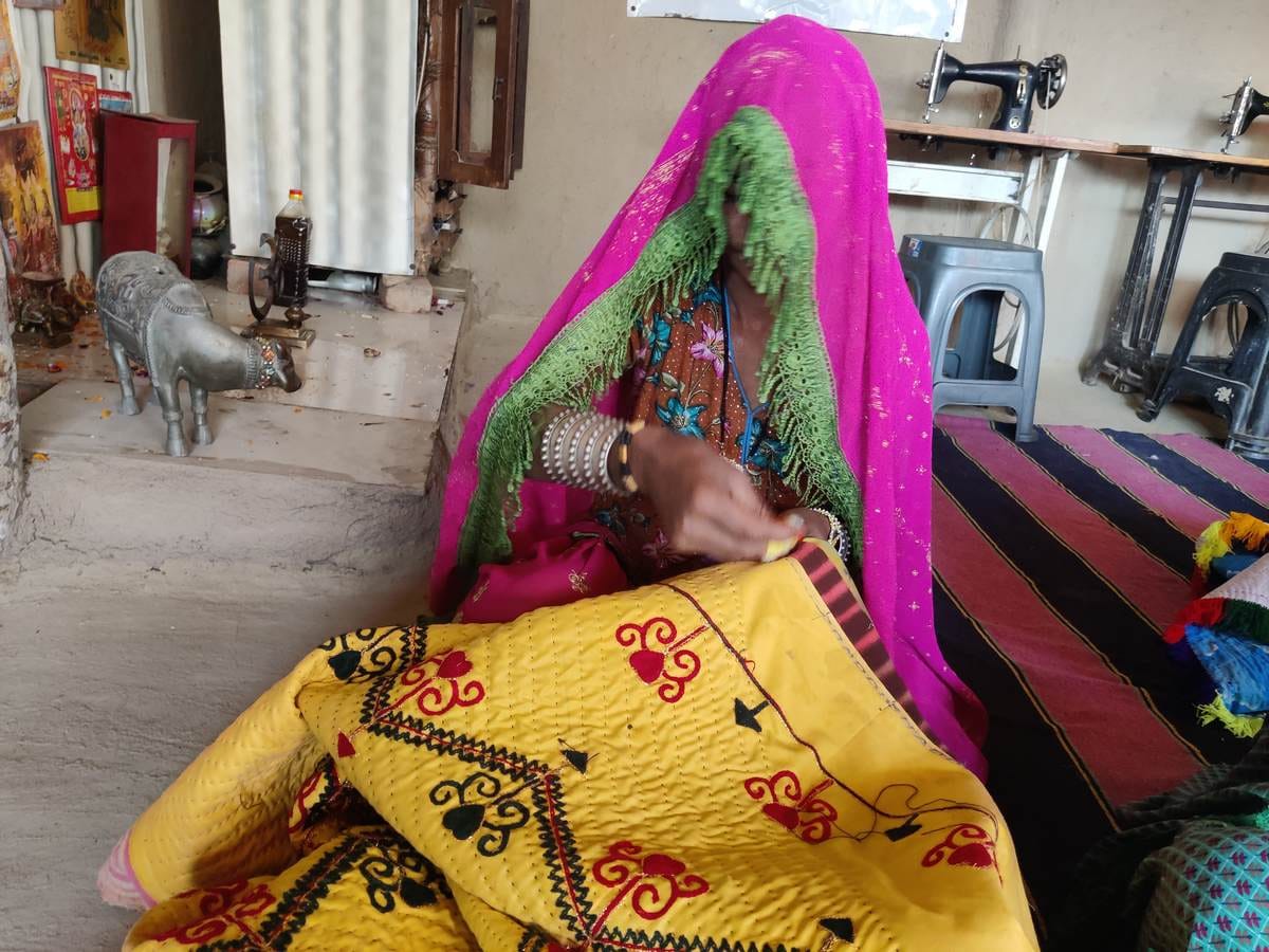 Pakistani Hindu refugees selling Ralli quilts to Indian designers